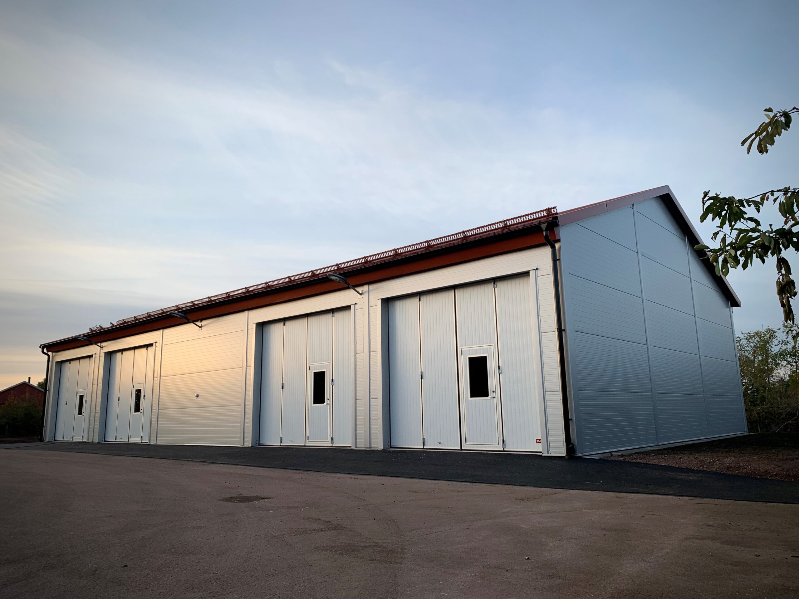 Maskinhal i stålplader, sandwichpaneler & teltduk | Hallgruppen